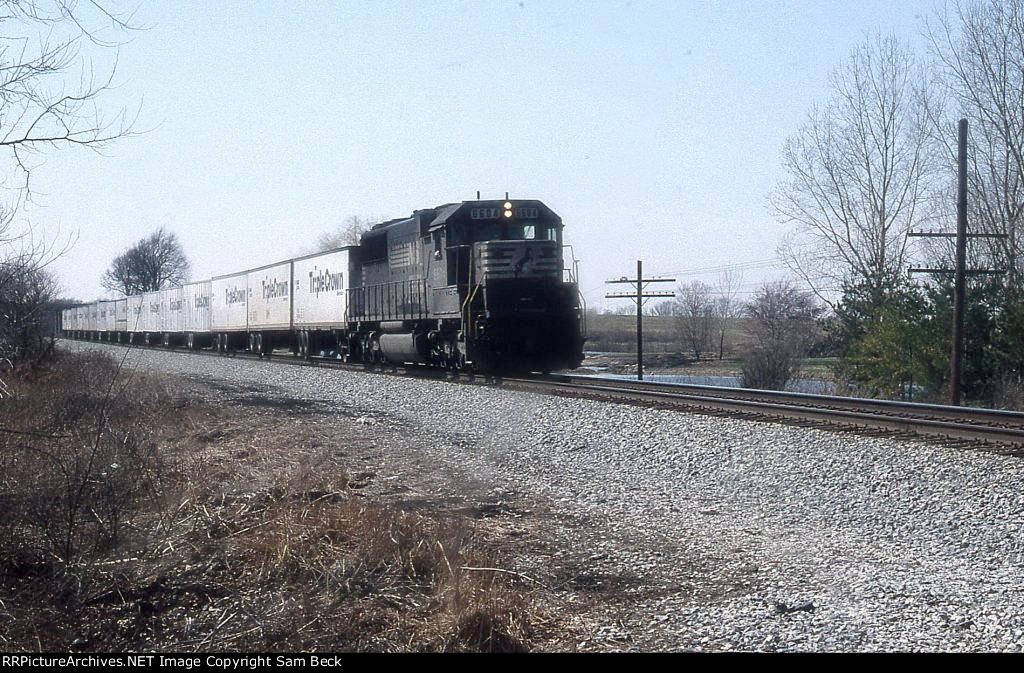 NS 6604 with Roadrailers